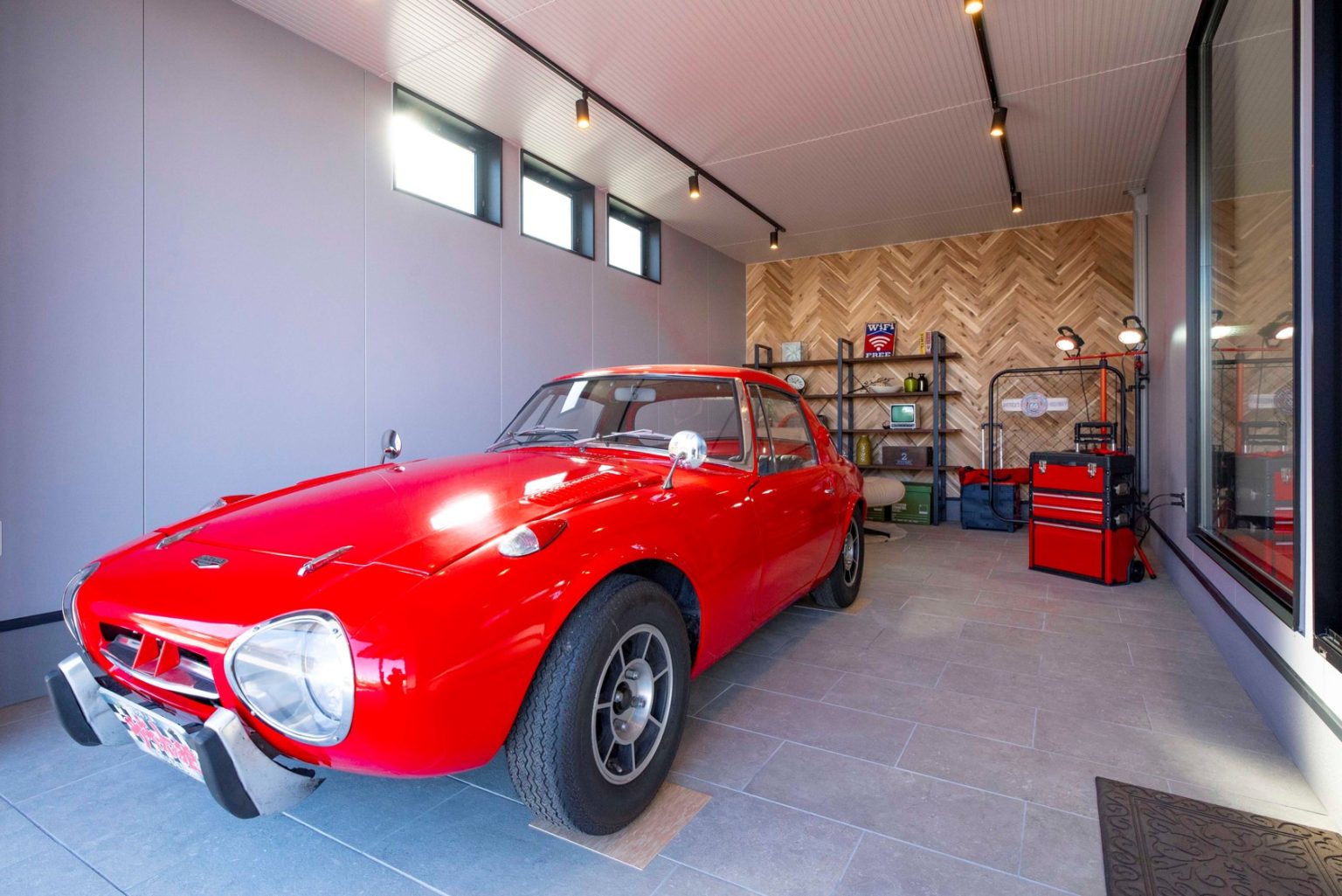 プライベート空間と開放感が共存した、インナーガレージのある平屋。